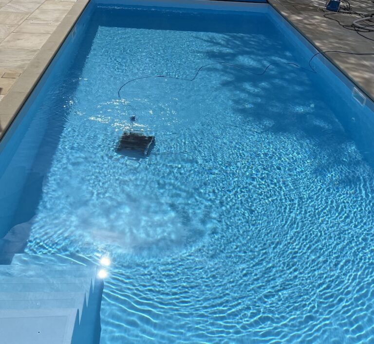 Dolphin PoolStyle Robotic Pool Cleaner Review - r-eviews.com